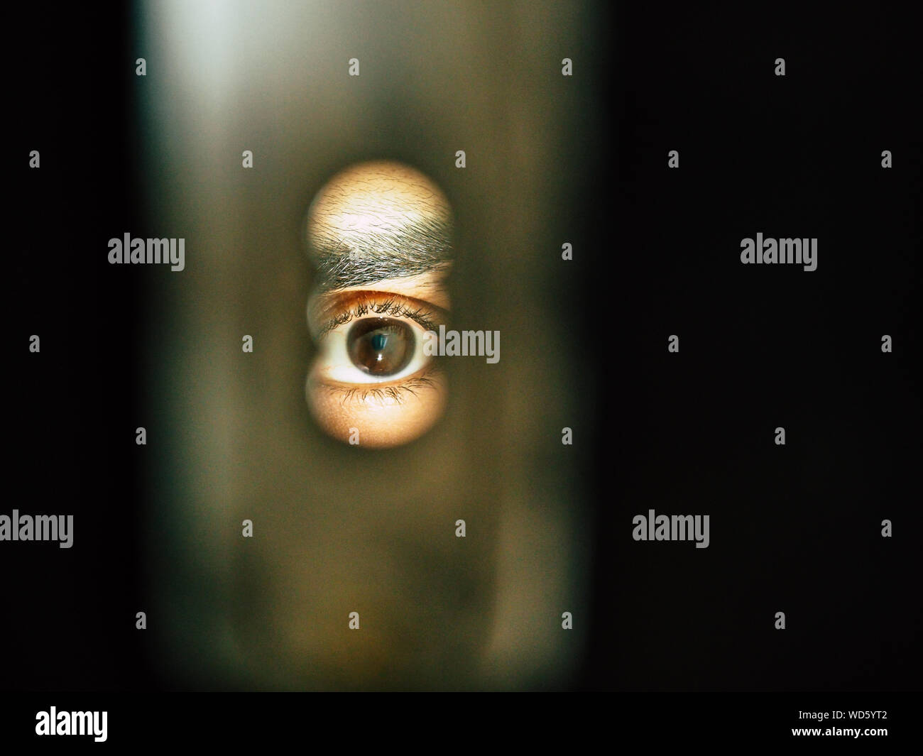 Eye looking through keyhole hi-res stock photography and images - Alamy