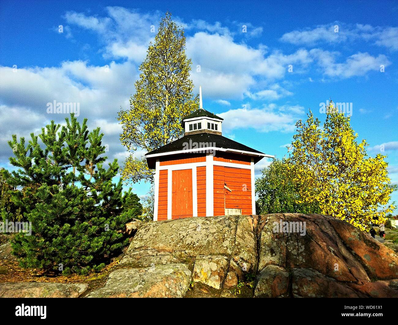Building built on rock hi-res stock photography and images - Alamy
