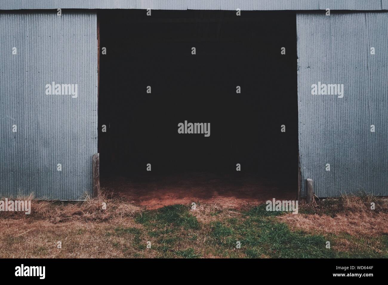 Rustic open barn hi-res stock photography and images - Alamy
