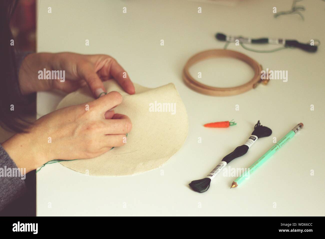 Embroidering women hi-res stock photography and images - Alamy