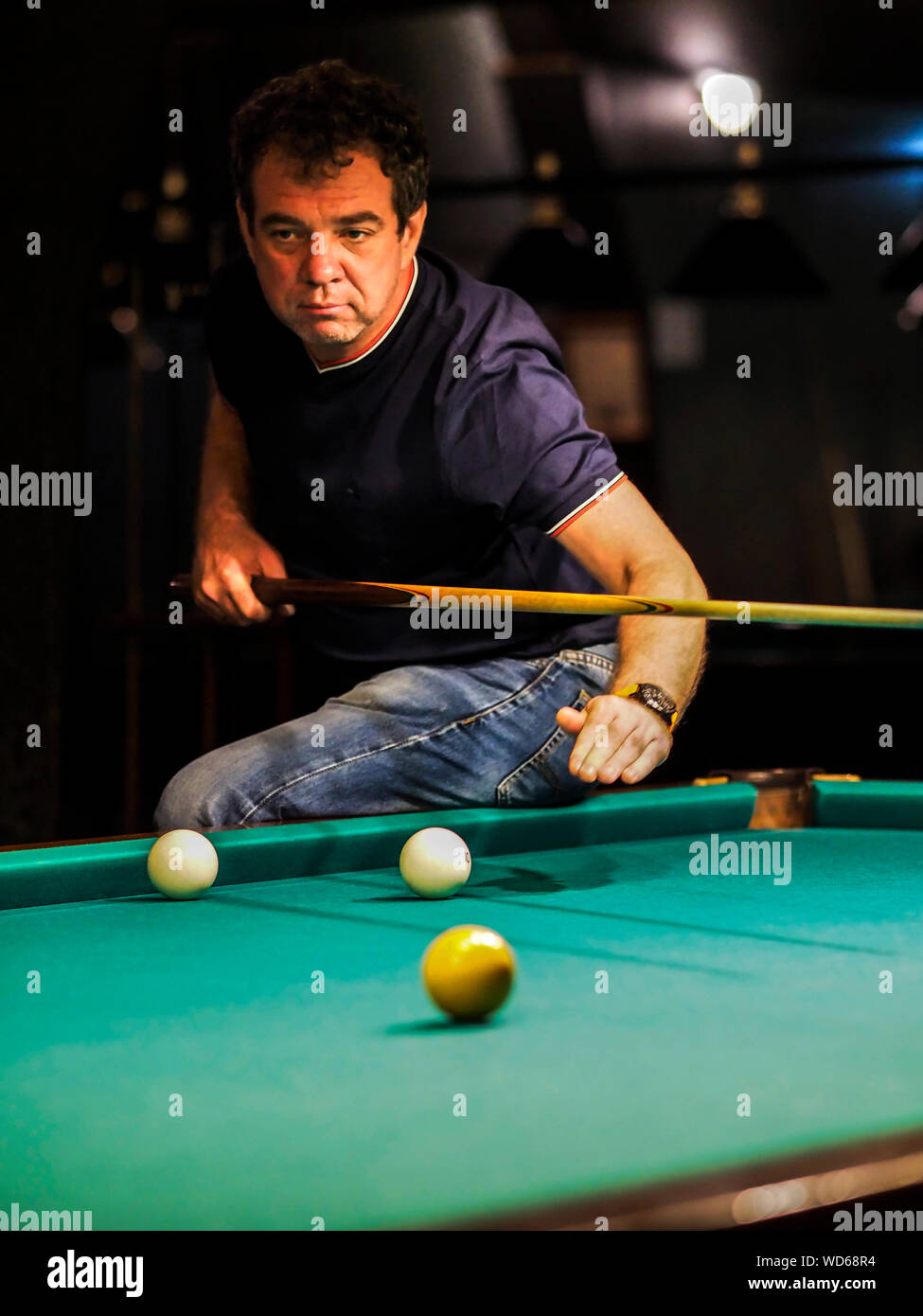Men snooker hi-res stock photography and images - Alamy