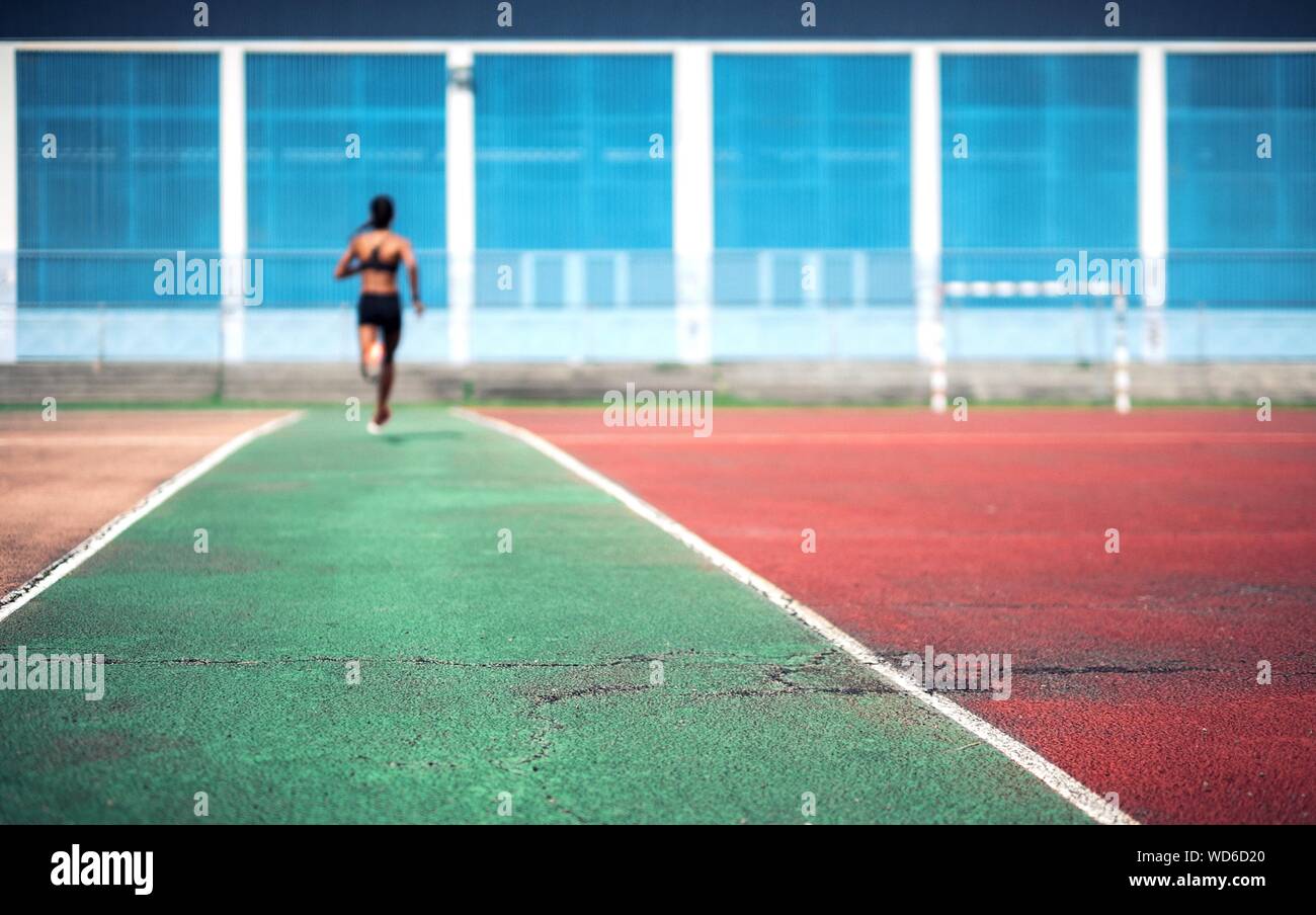 Female track and field athlete hi-res stock photography and images - Alamy