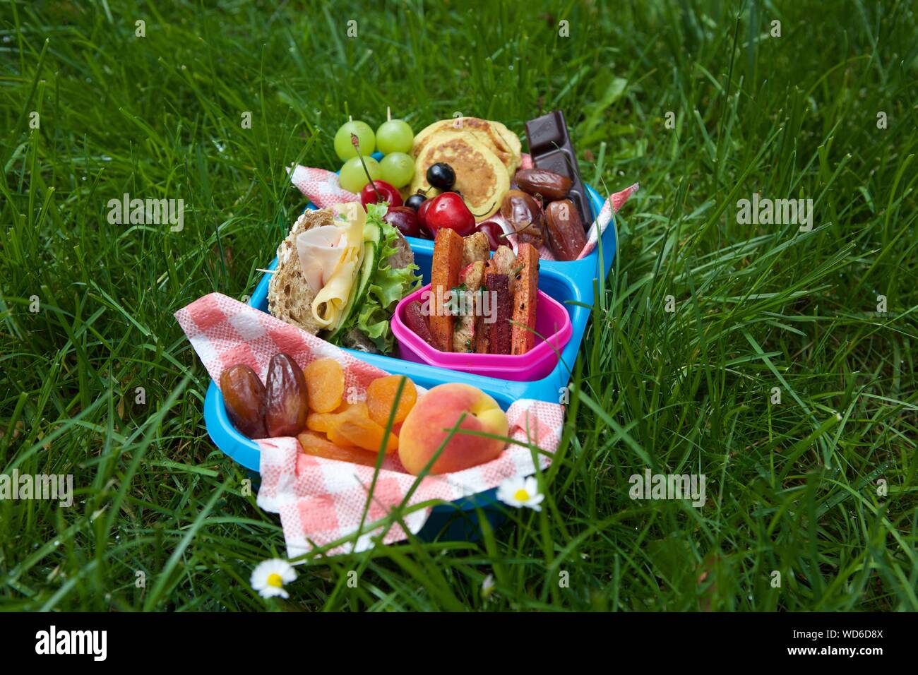 Lunch on the grass hi-res stock photography and images - Alamy