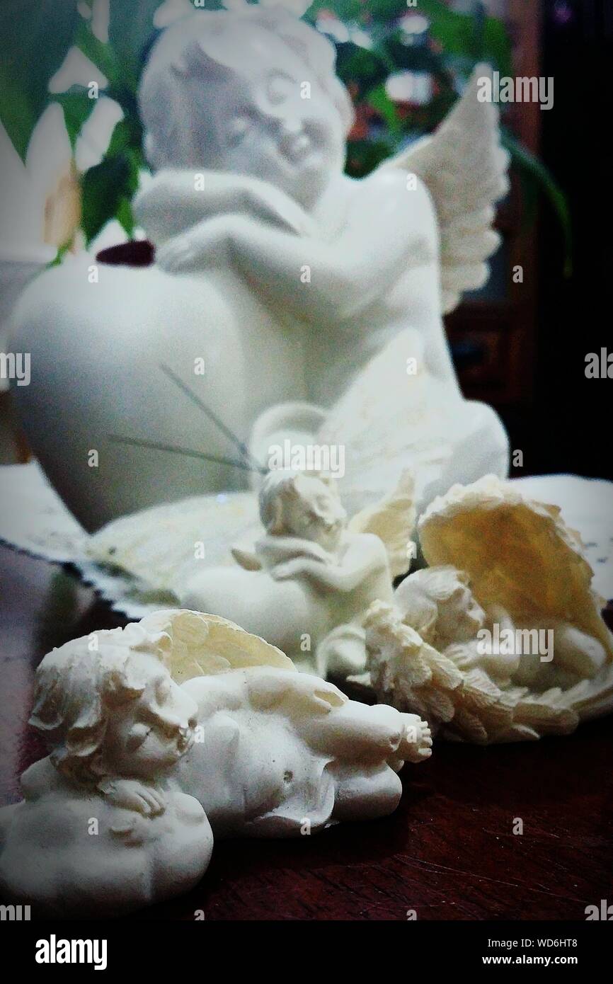 Statue of cherubs hi-res stock photography and images - Alamy