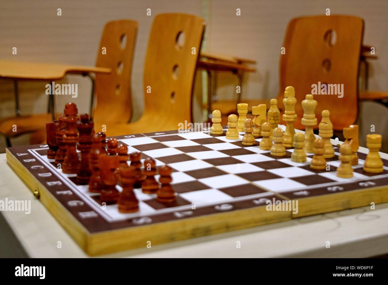 Empty table game chess hi-res stock photography and images - Alamy