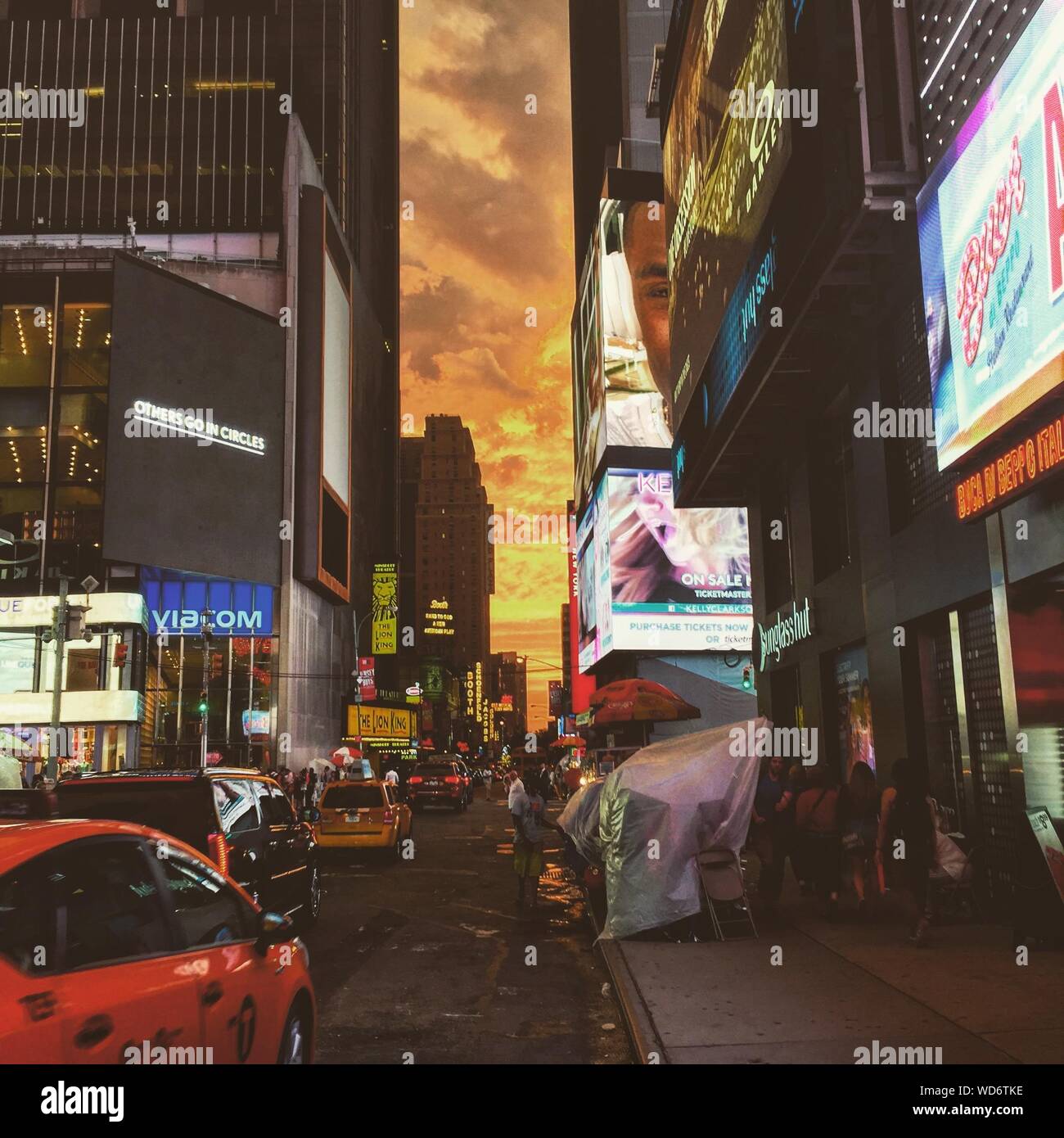 Cars square hi-res stock photography and images - Alamy