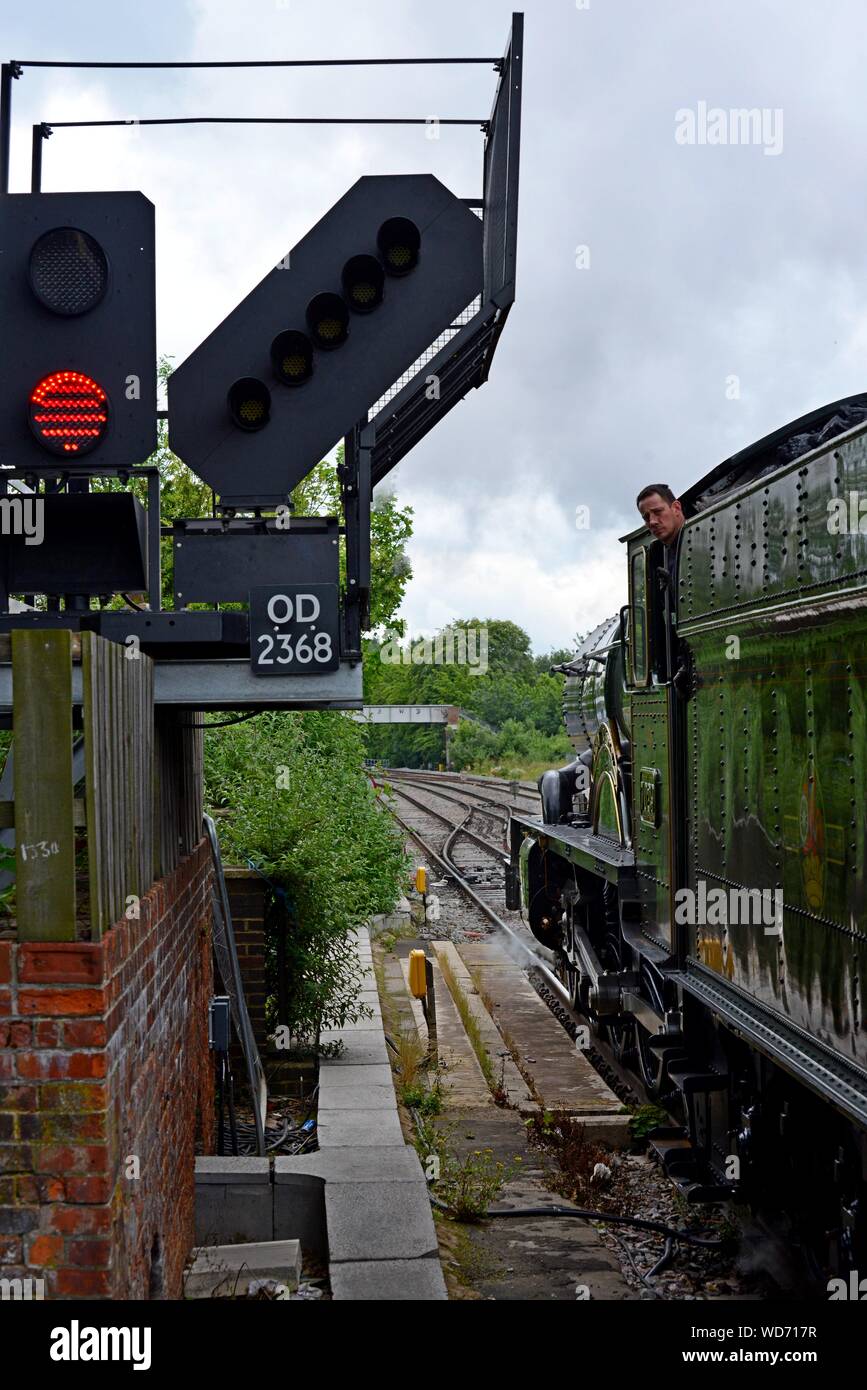 Great Western Locomotive 7029 Clun Castle wiats to leave Oxford Railway ...