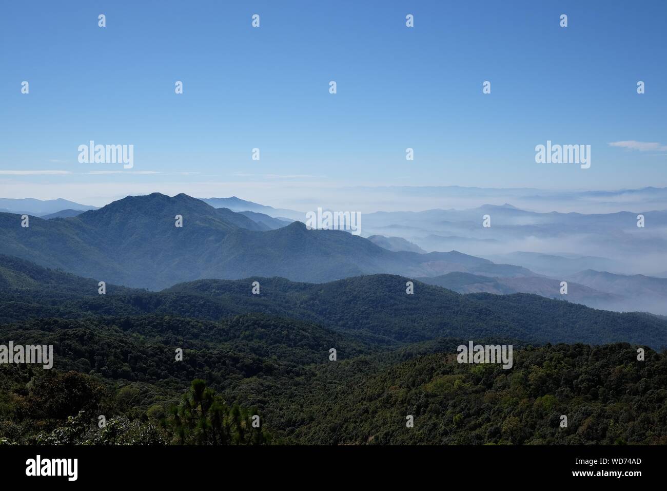 Blue mountain range aerial hi-res stock photography and images - Alamy