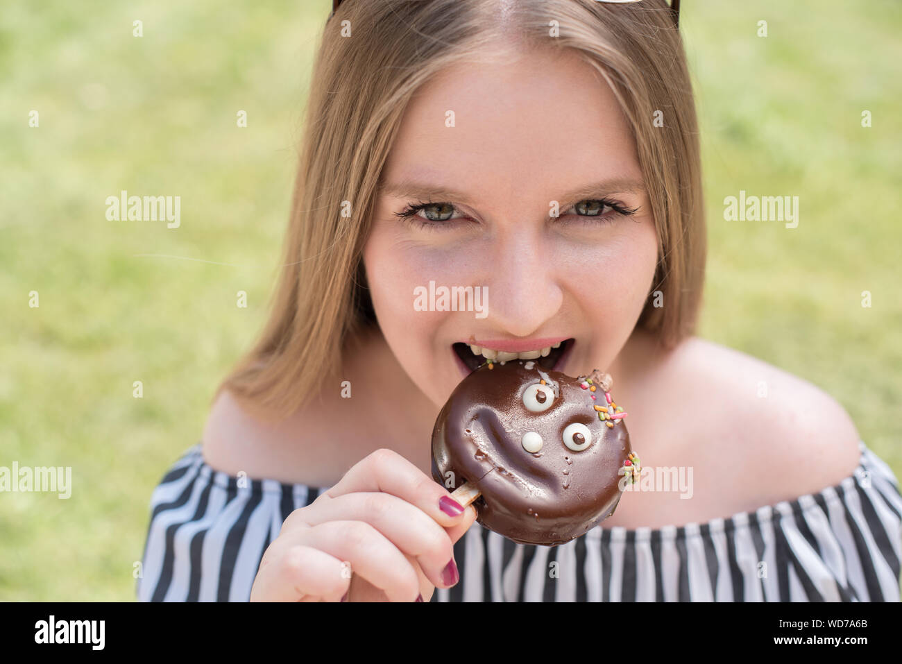 Caucasian hand holding candy hi-res stock photography and images - Alamy