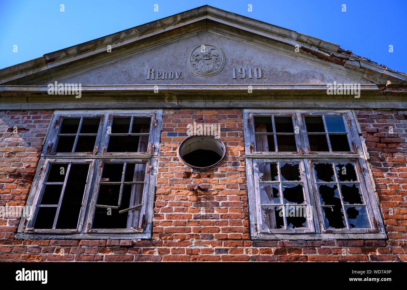 Johannstorf, Germany. 28th Aug, 2019. The dilapidated gate house of the ...