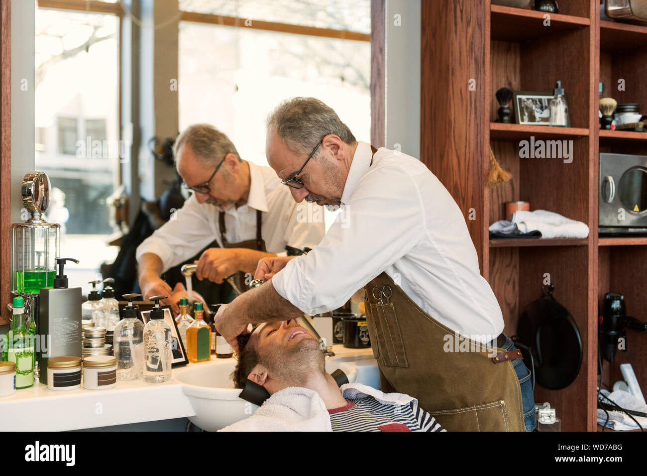 Barber washing hi-res stock photography and images - Alamy