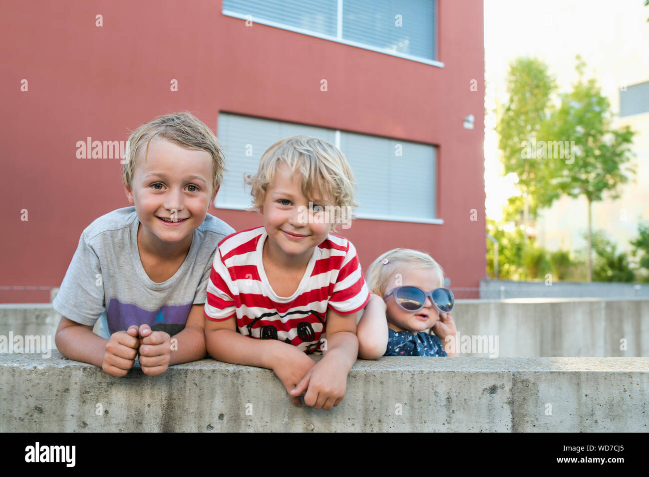 Children posing hi-res stock photography and images - Alamy