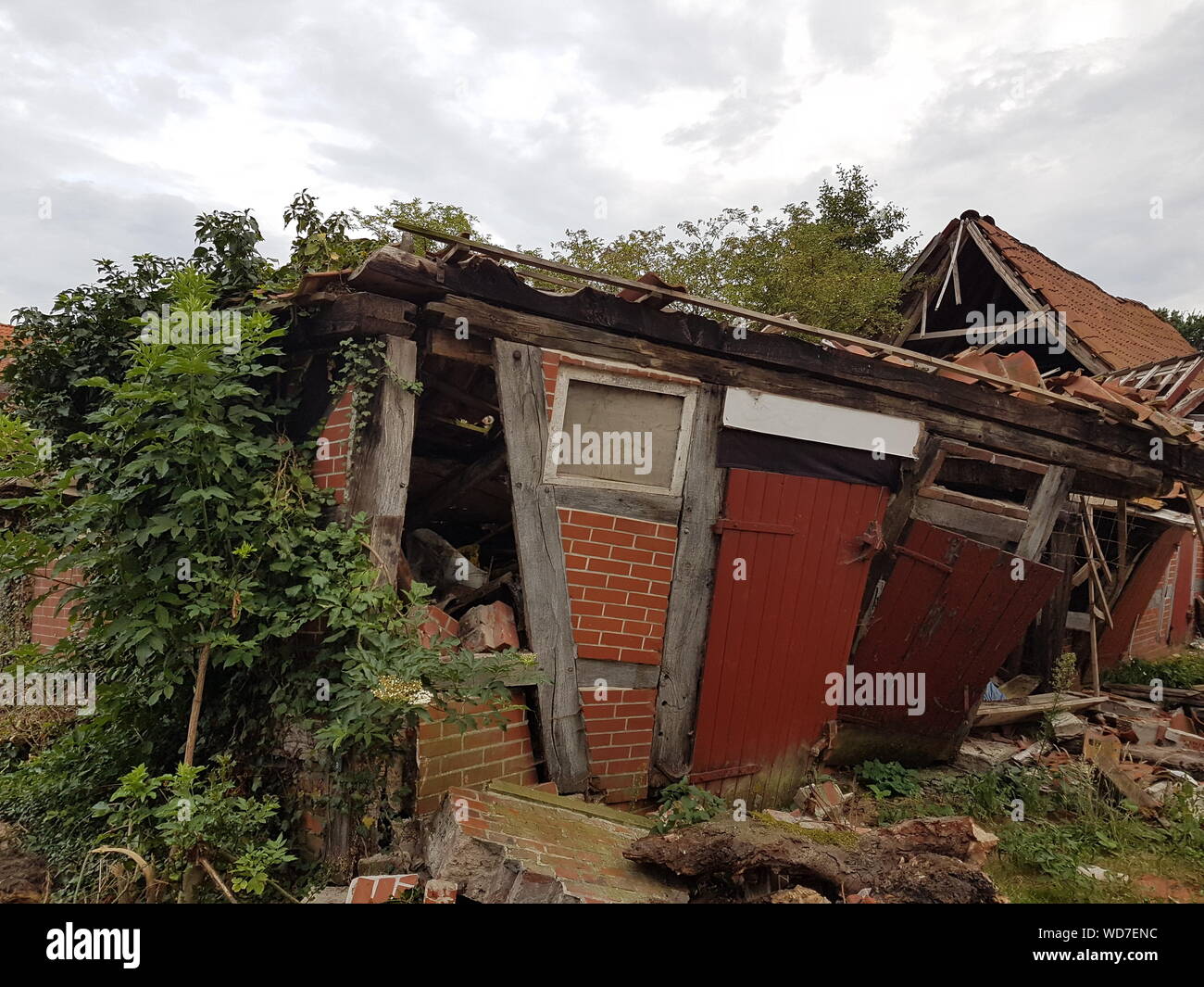 Broken structures hi-res stock photography and images - Alamy