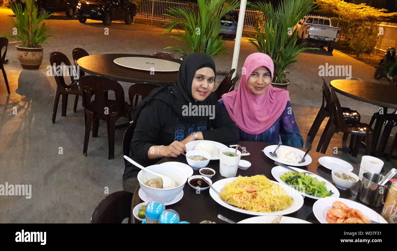 Women eating restaurant hi-res stock photography and images - Alamy