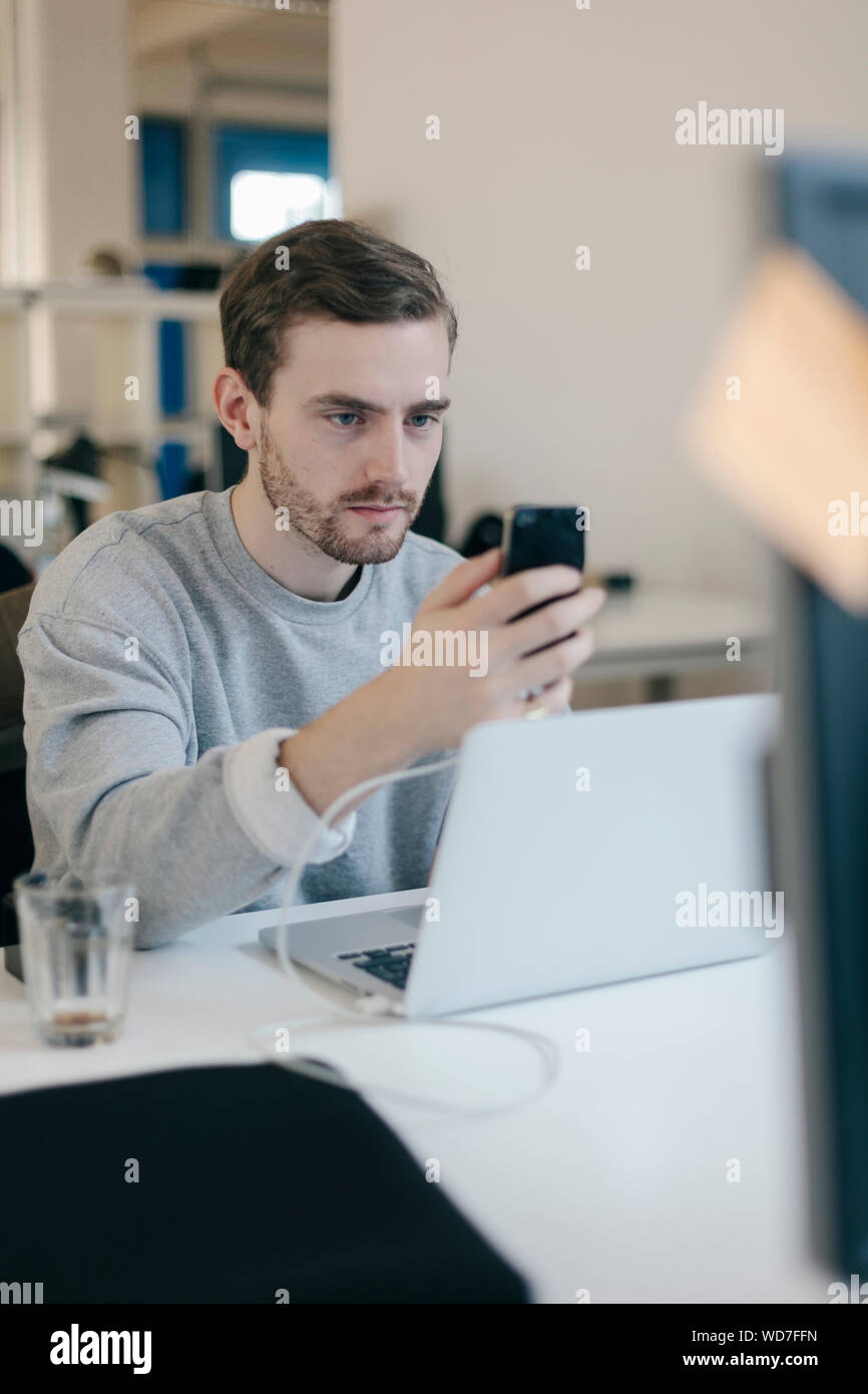 Office mobile phone texting hi-res stock photography and images - Alamy