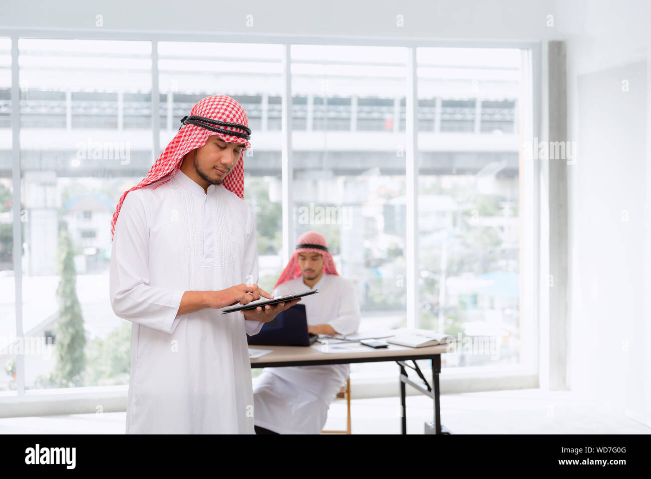 Saudi arab men in business hi-res stock photography and images - Alamy