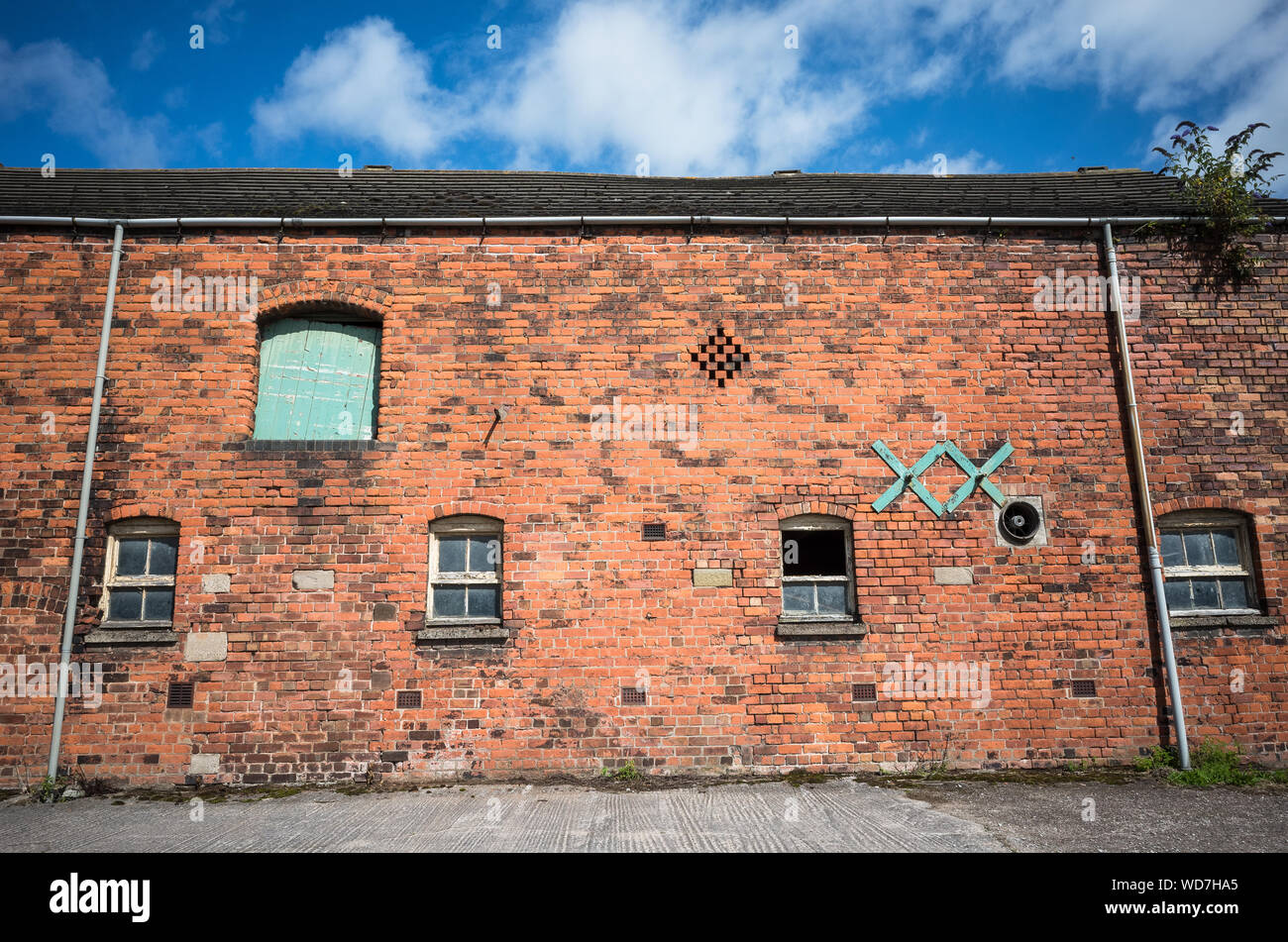 Traditional barn door hi-res stock photography and images - Alamy
