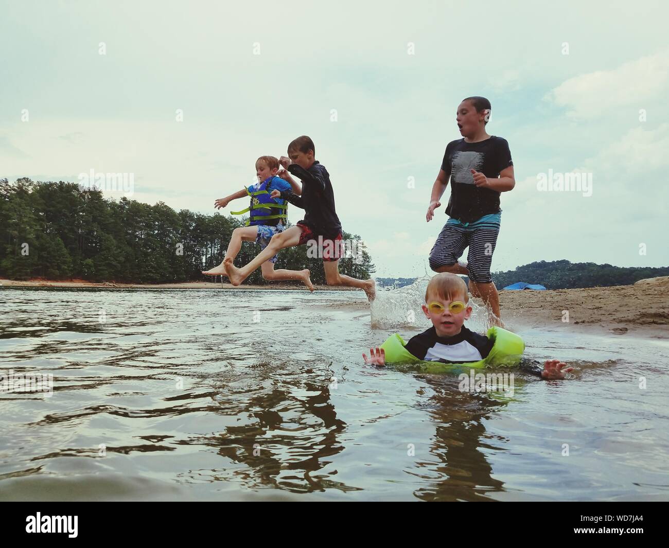 Children at lake hi-res stock photography and images - Alamy