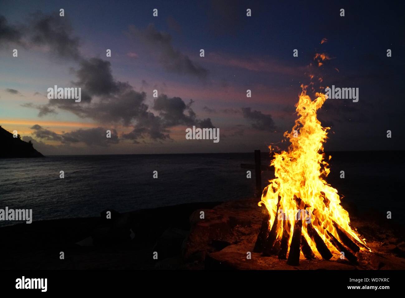 Fire beach sea dusk hi-res stock photography and images - Alamy
