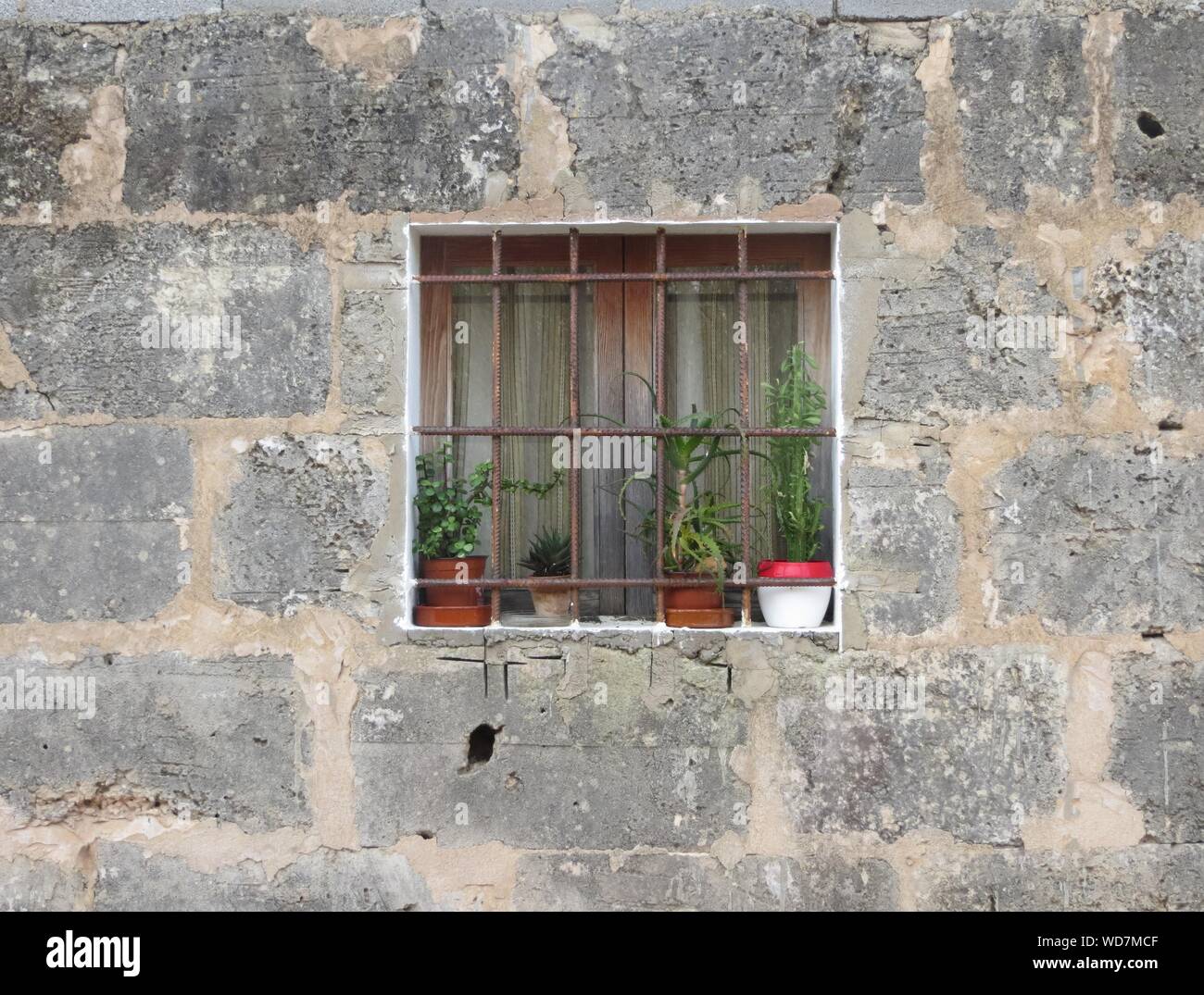 Stone wall and window detail hi-res stock photography and images - Alamy