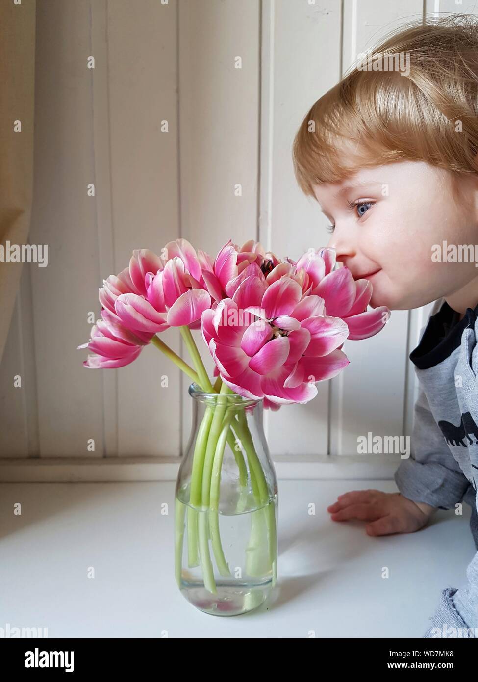 Baby smelling hi-res stock photography and images - Alamy