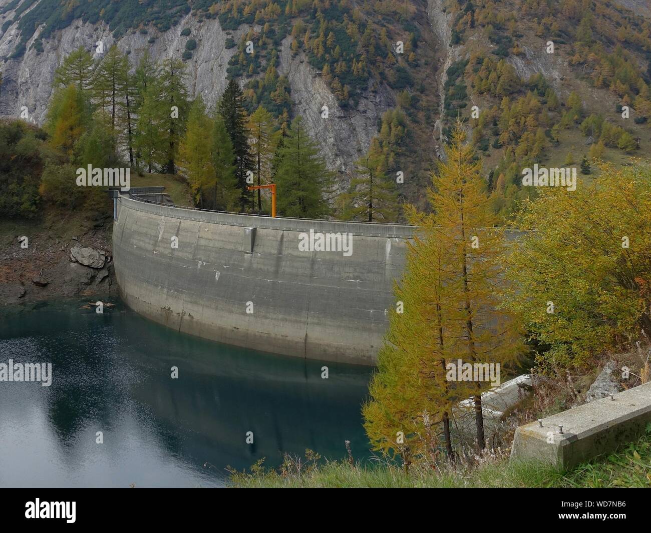 Dam mountain hi-res stock photography and images - Alamy