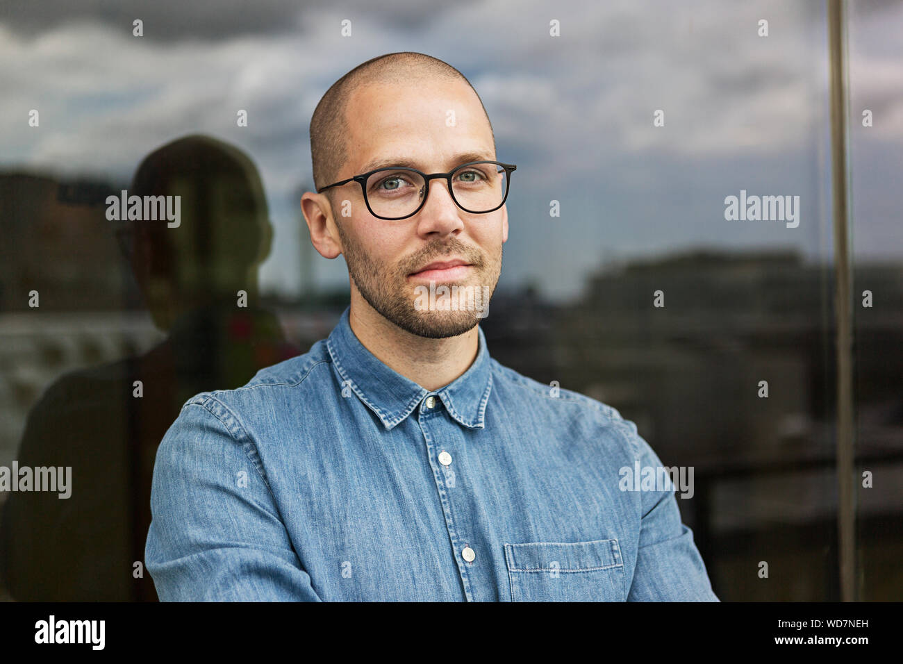 Man looking camera hi-res stock photography and images - Alamy