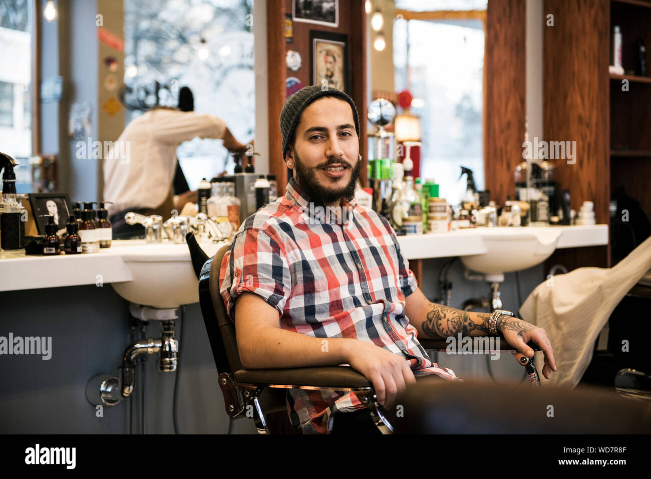 Man sitting in barber chair hi-res stock photography and images - Alamy