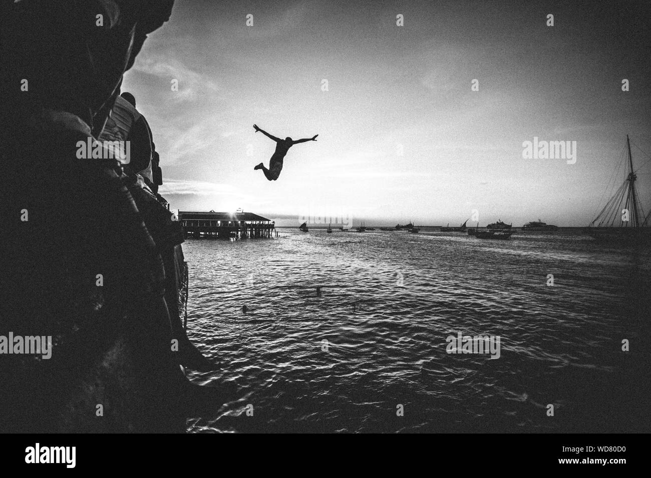 Mid air diving hi-res stock photography and images - Alamy