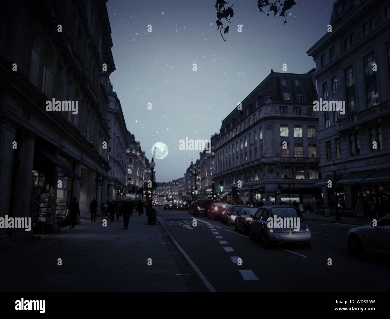 City street night sky moon hi-res stock photography and images - Alamy