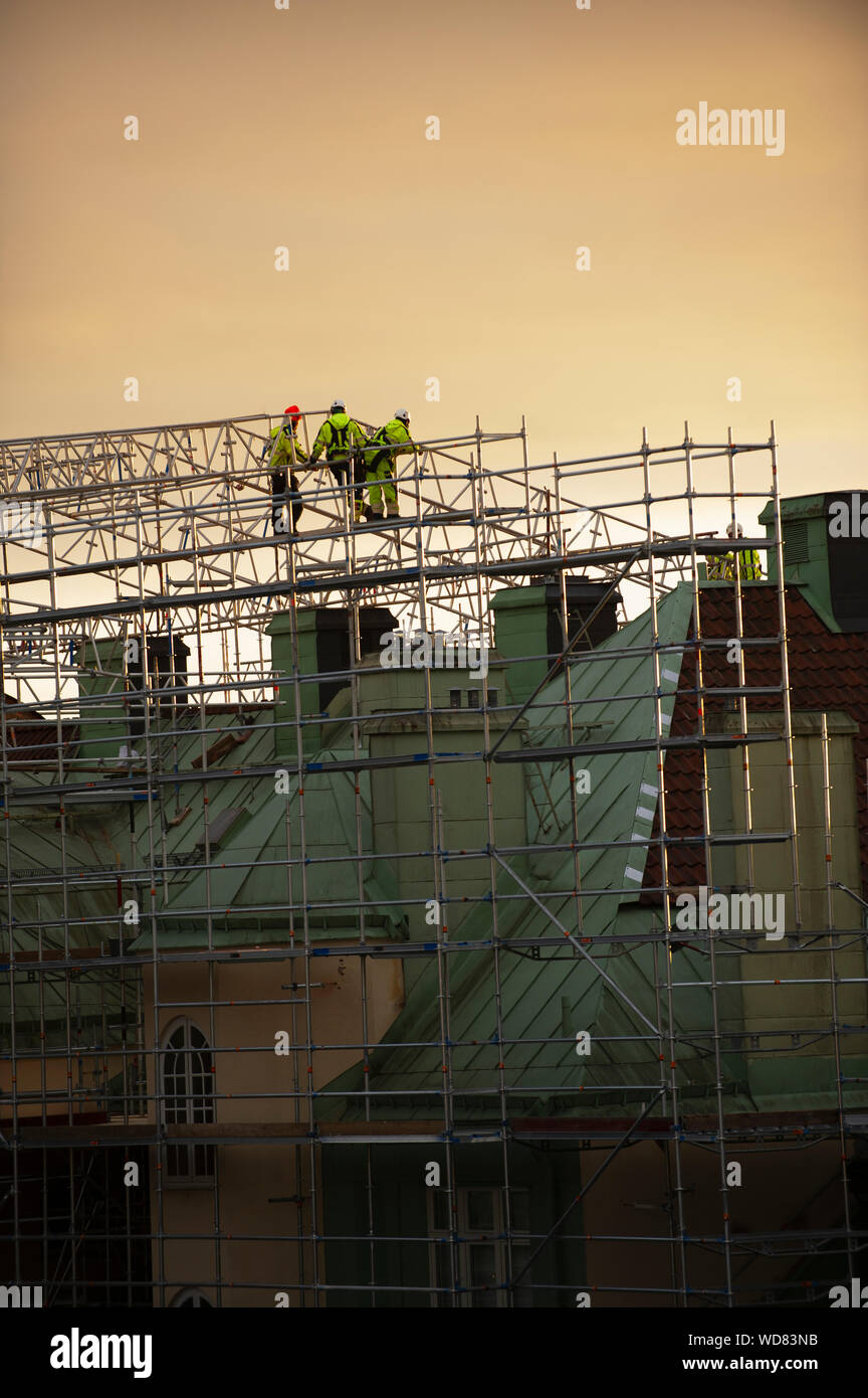 Standing scaffolding hi-res stock photography and images - Alamy