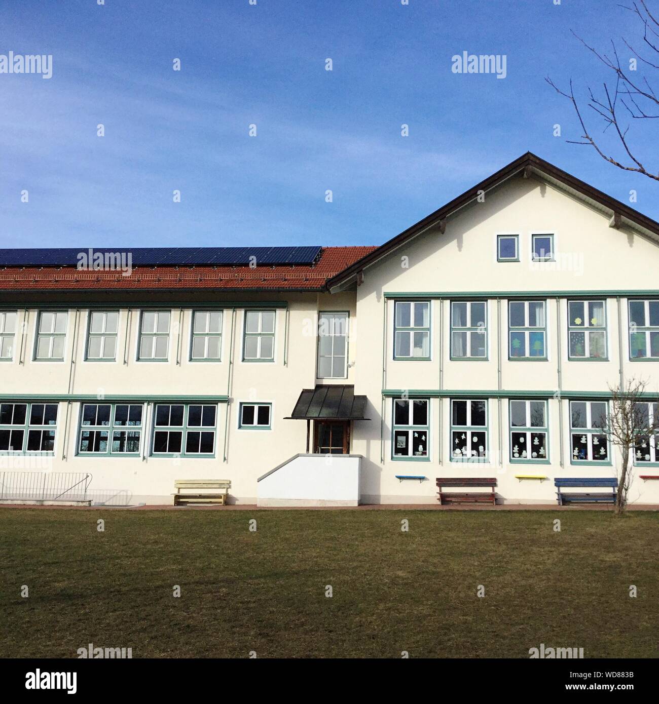 School building and people hi-res stock photography and images - Alamy