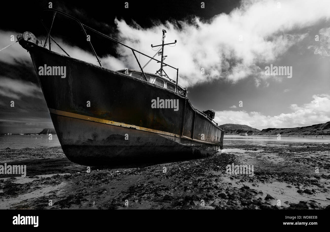 Run down boat stranded on the beach Stock Photo - Alamy