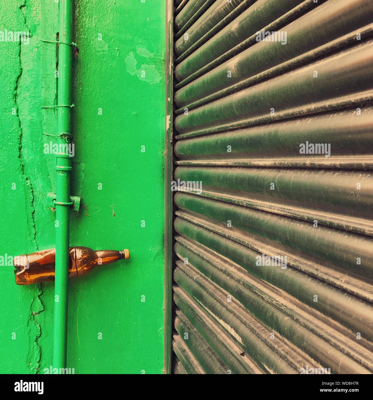 Stuck shutter hi-res stock photography and images - Alamy