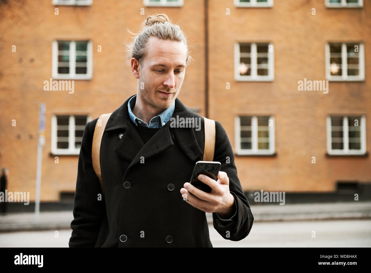 Man phone back view hi-res stock photography and images - Alamy