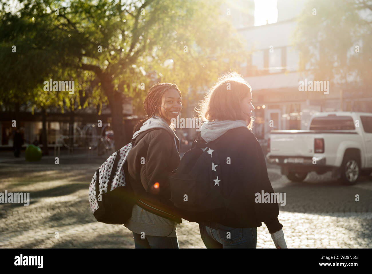 People wearing backpacks hi-res stock photography and images - Alamy