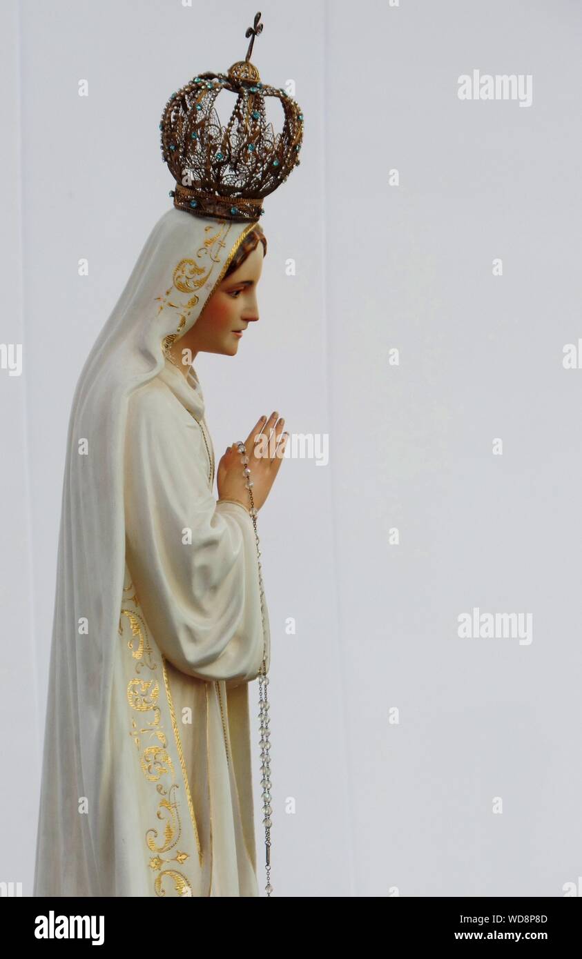White mary statue hi-res stock photography and images - Alamy