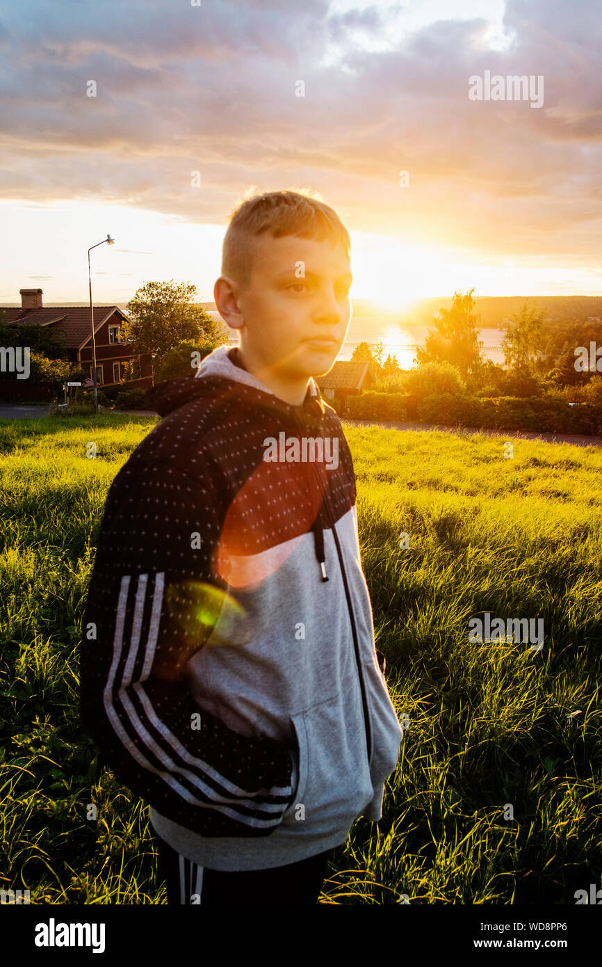 Boy in sunset hi-res stock photography and images - Alamy