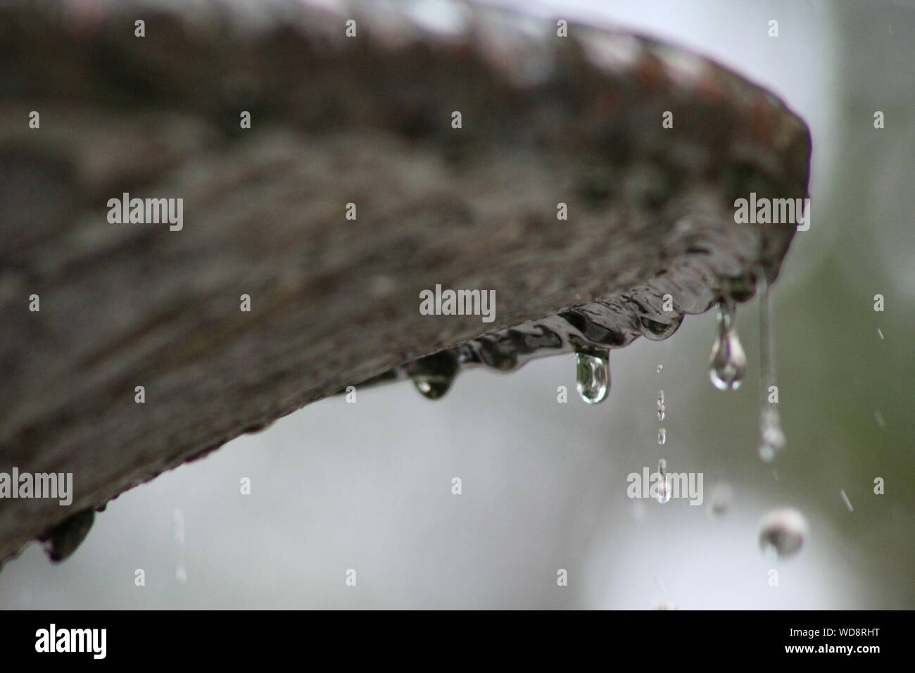 Water falling from fountain hi-res stock photography and images - Alamy