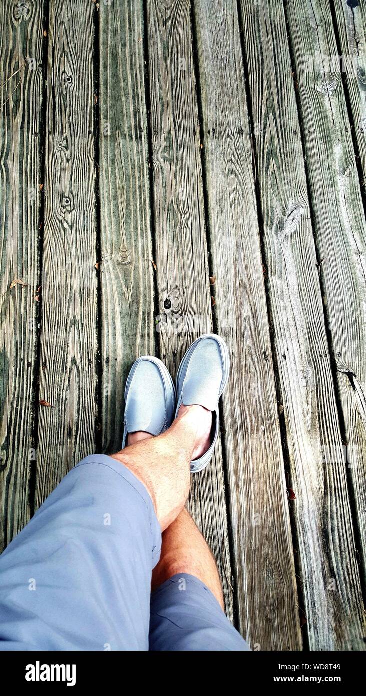 Crossed legs standing hi-res stock photography and images - Alamy