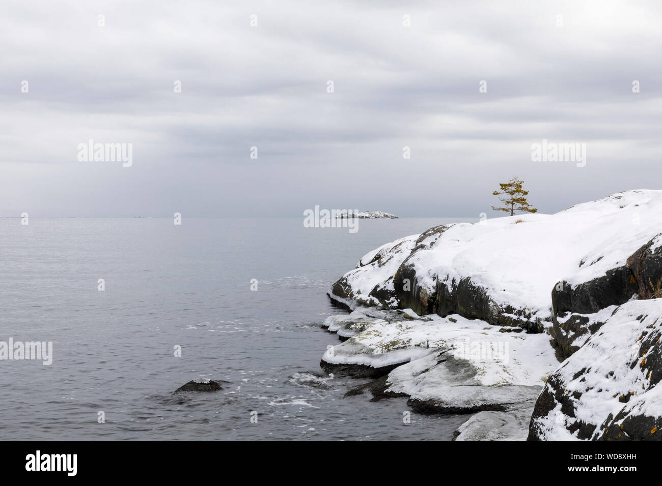 Snow on rocks hi-res stock photography and images - Alamy