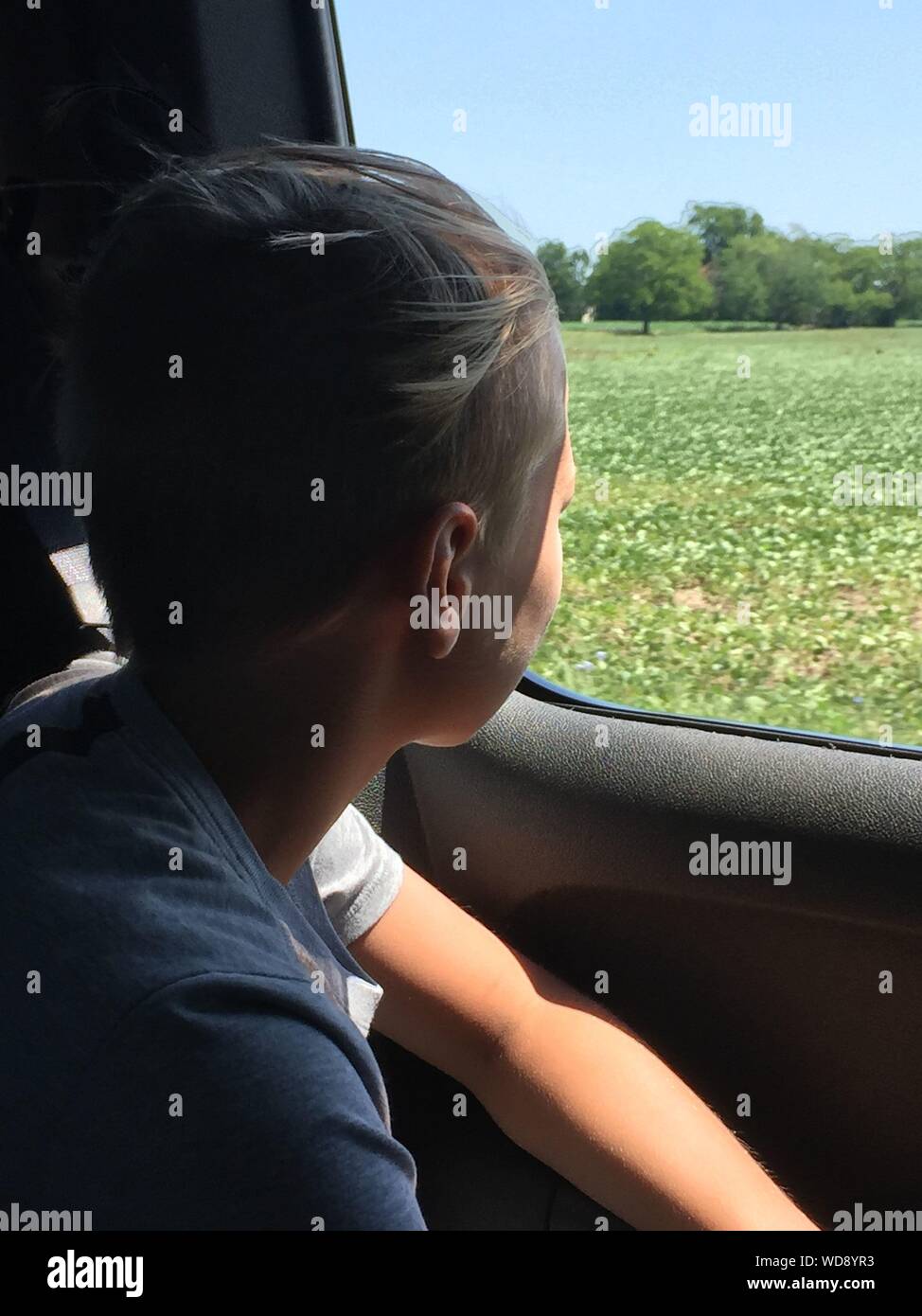 Child looking through car window hi-res stock photography and images ...