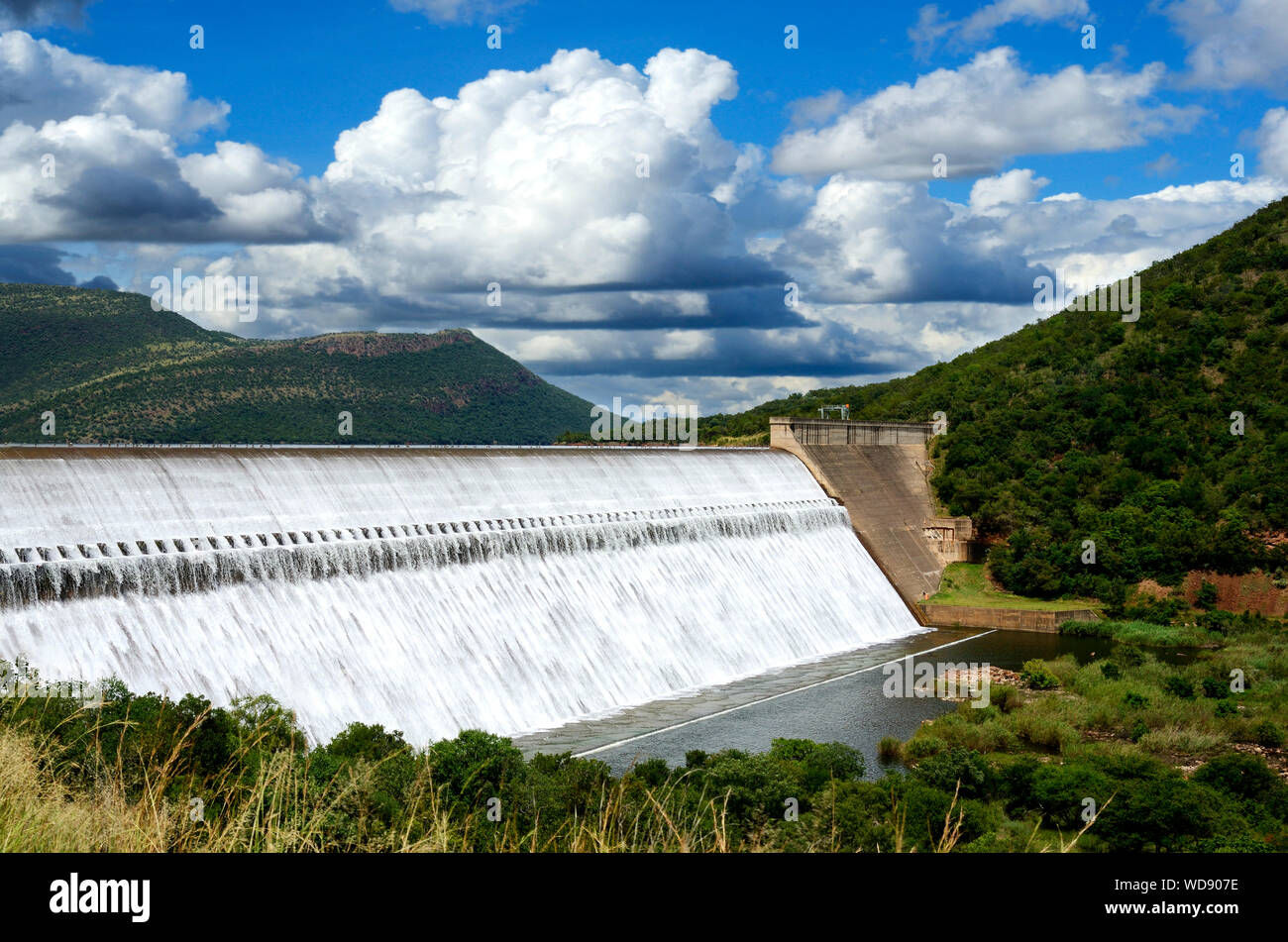 Overflow spillway hi-res stock photography and images - Alamy