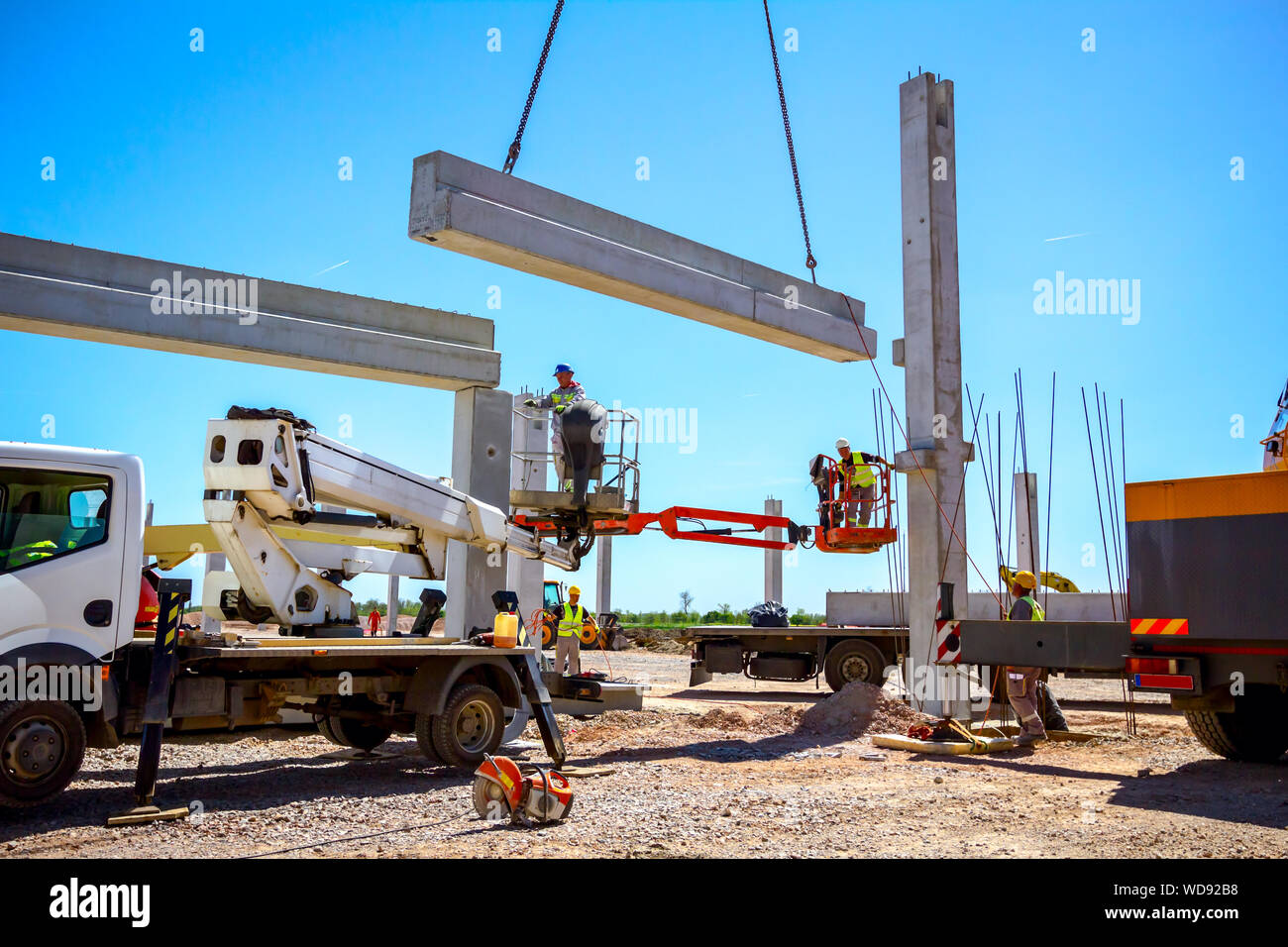 Mobile crane operating assembly concrete hi-res stock photography and ...