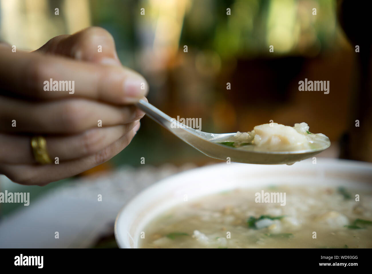 Hand holding spoon hi-res stock photography and images - Alamy