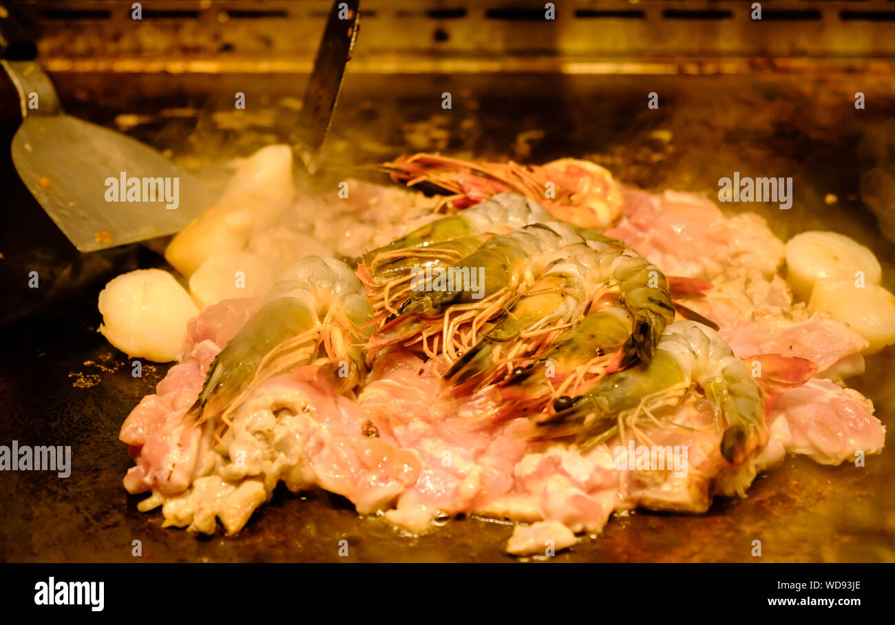 Teppanyaki grill seafood hi-res stock photography and images - Alamy