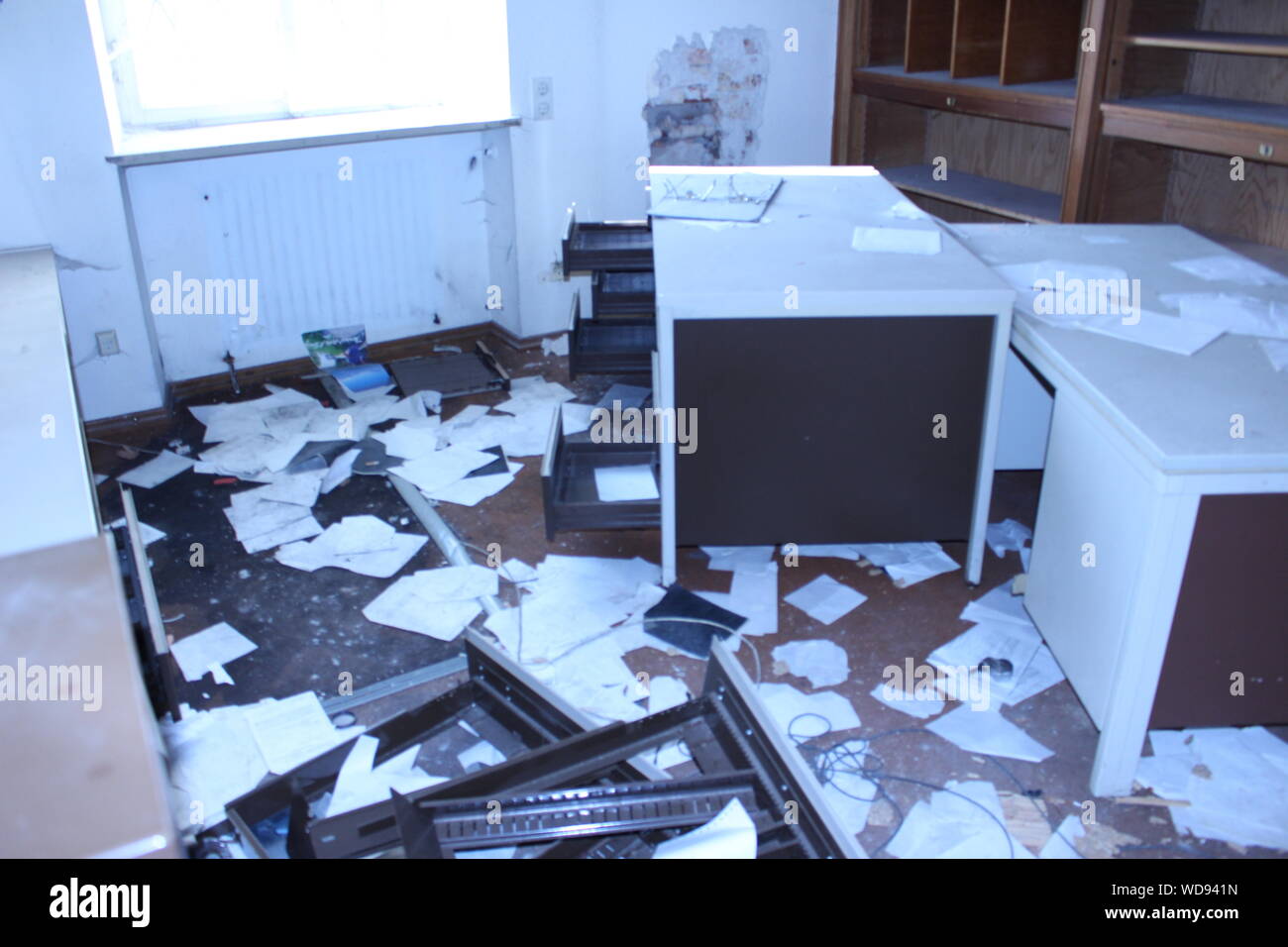 Abandoned office hi-res stock photography and images - Alamy