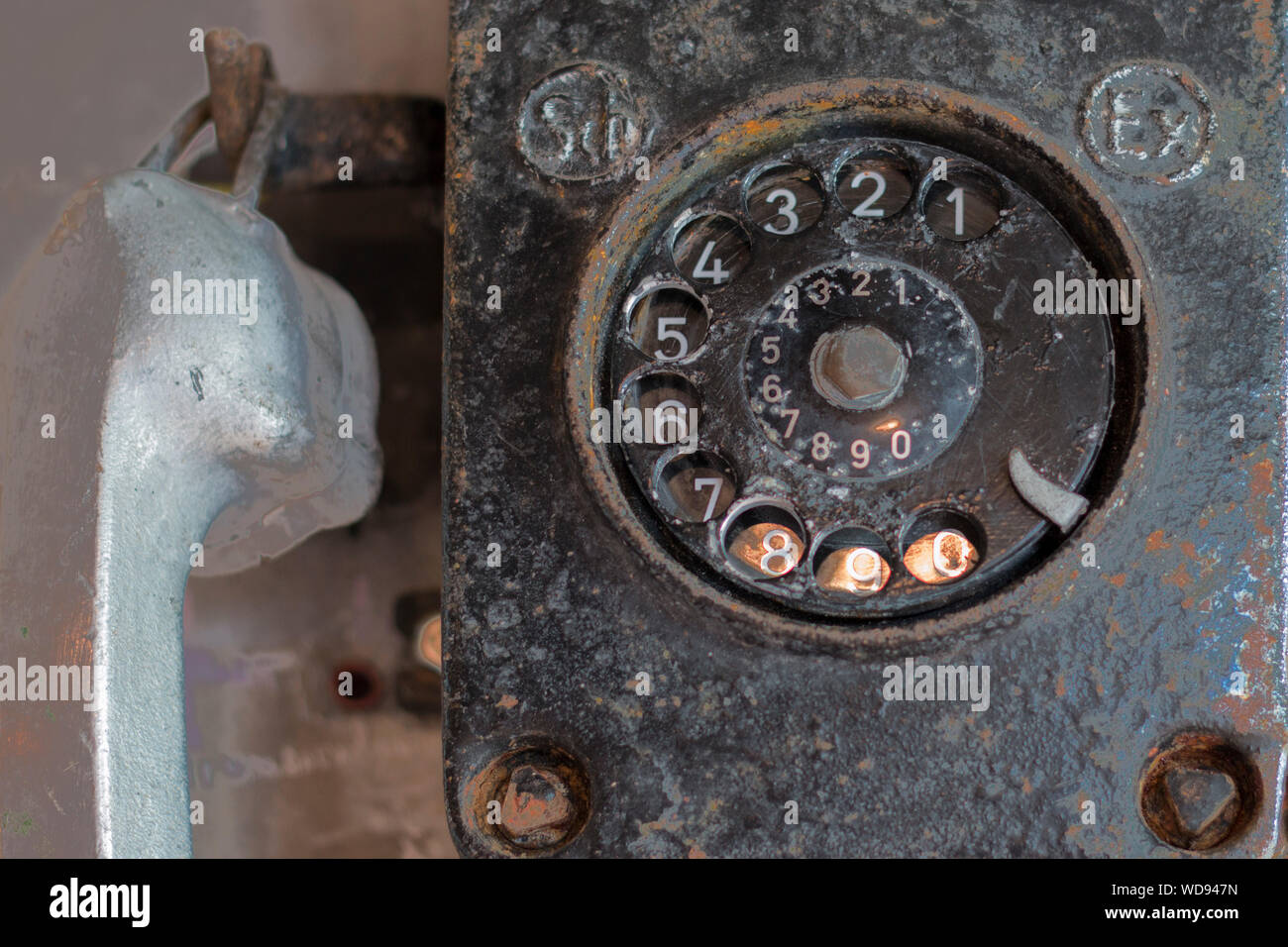 Old fashioned rotary phone hi-res stock photography and images - Alamy