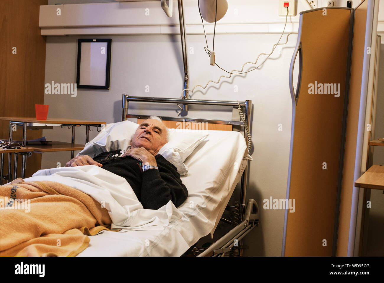 Man on hospital bed hi-res stock photography and images - Alamy