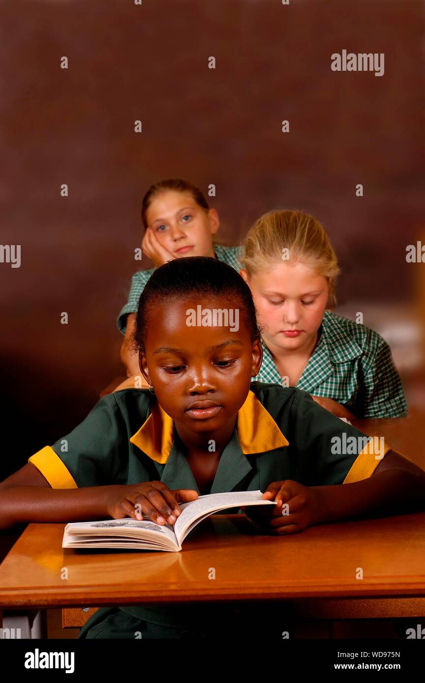 Students reading african uniform hi-res stock photography and images ...